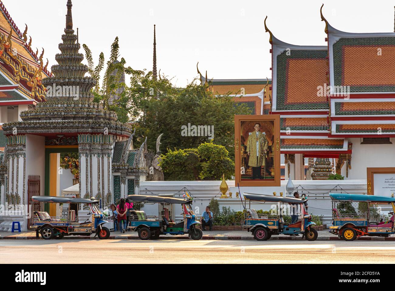 Traffic in front palace hi-res stock photography and images - Alamy