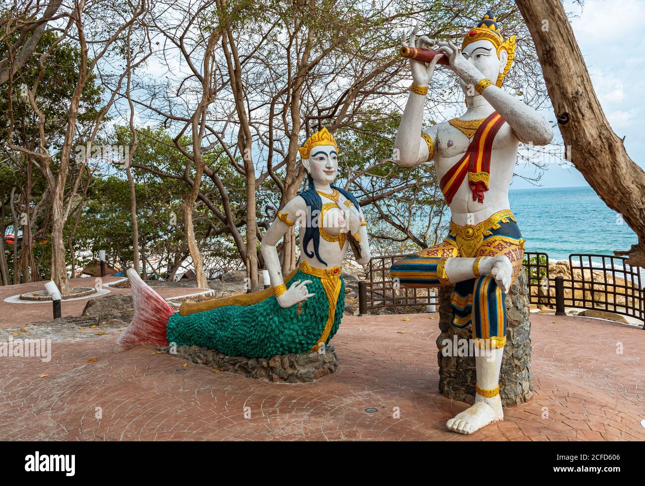 2 beach statues hi-res stock photography and images - Alamy