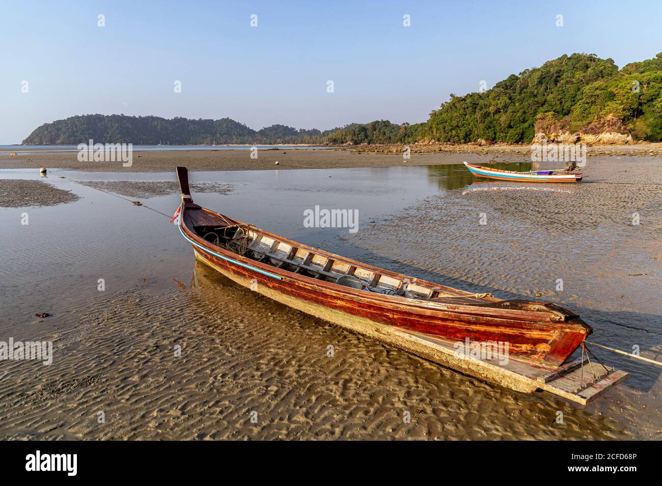 Stranded boat hi-res stock photography and images - Alamy