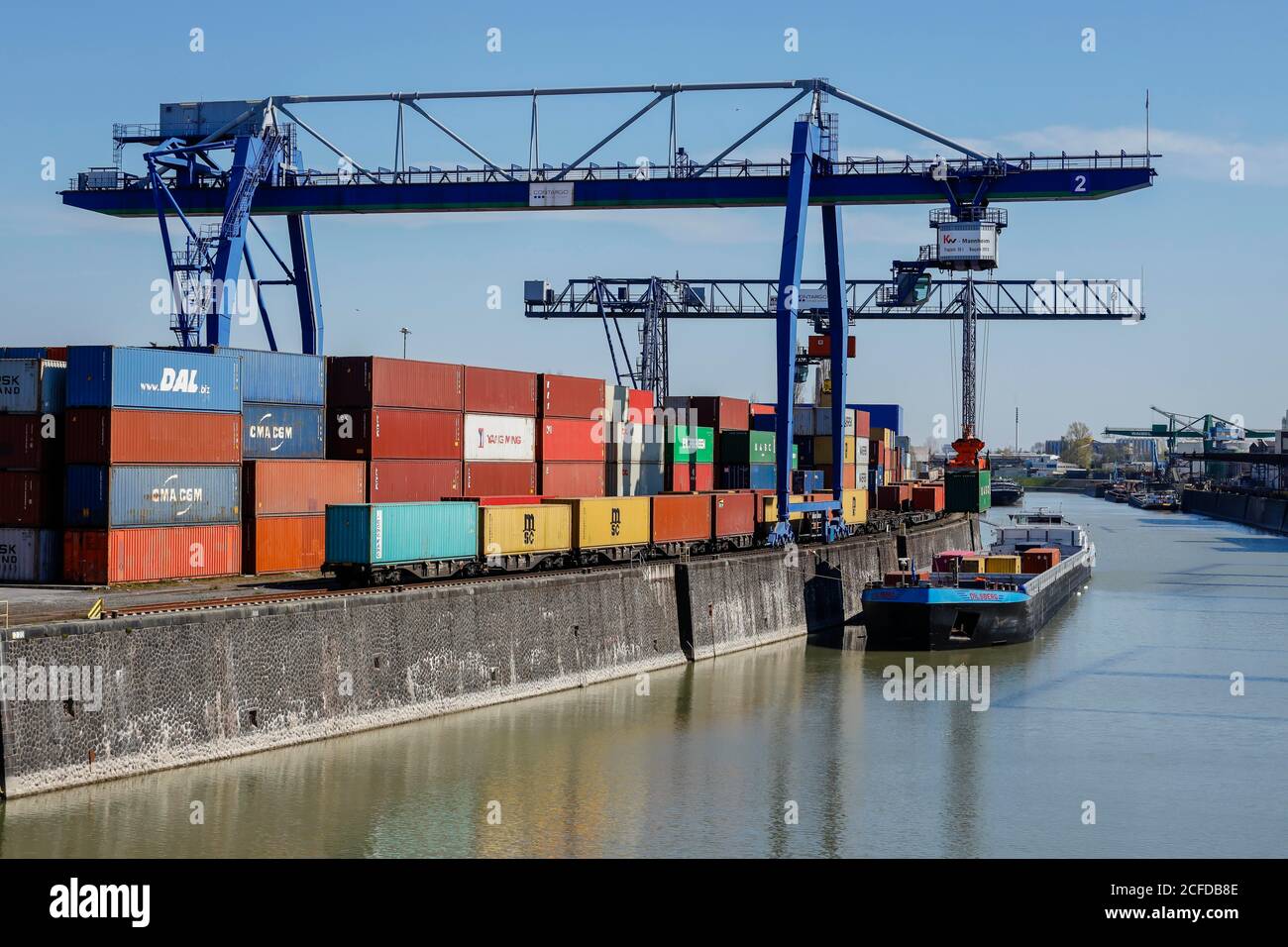 Containers in harbour hi-res stock photography and images - Alamy