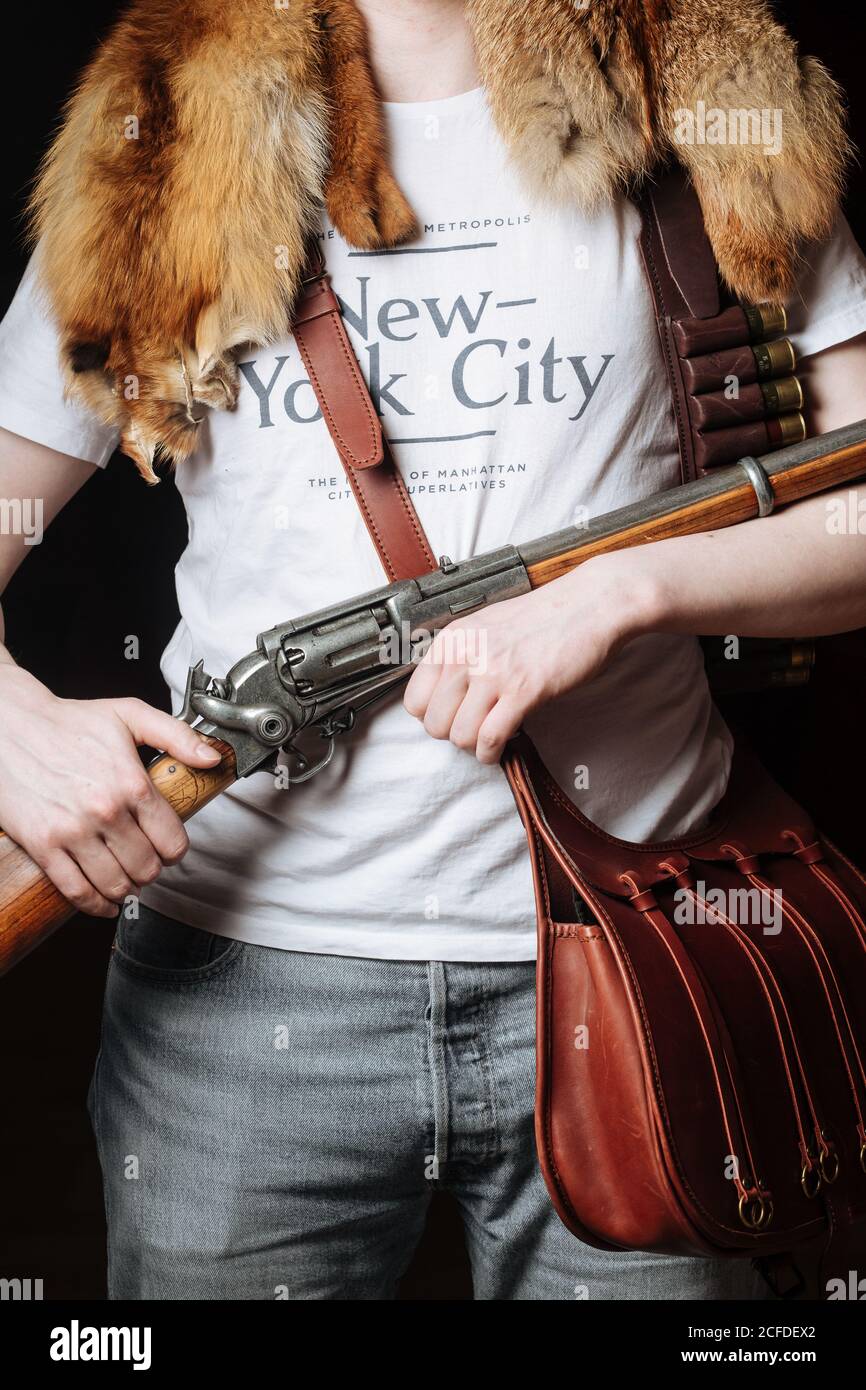 Man with shotgun hi-res stock photography and images - Alamy