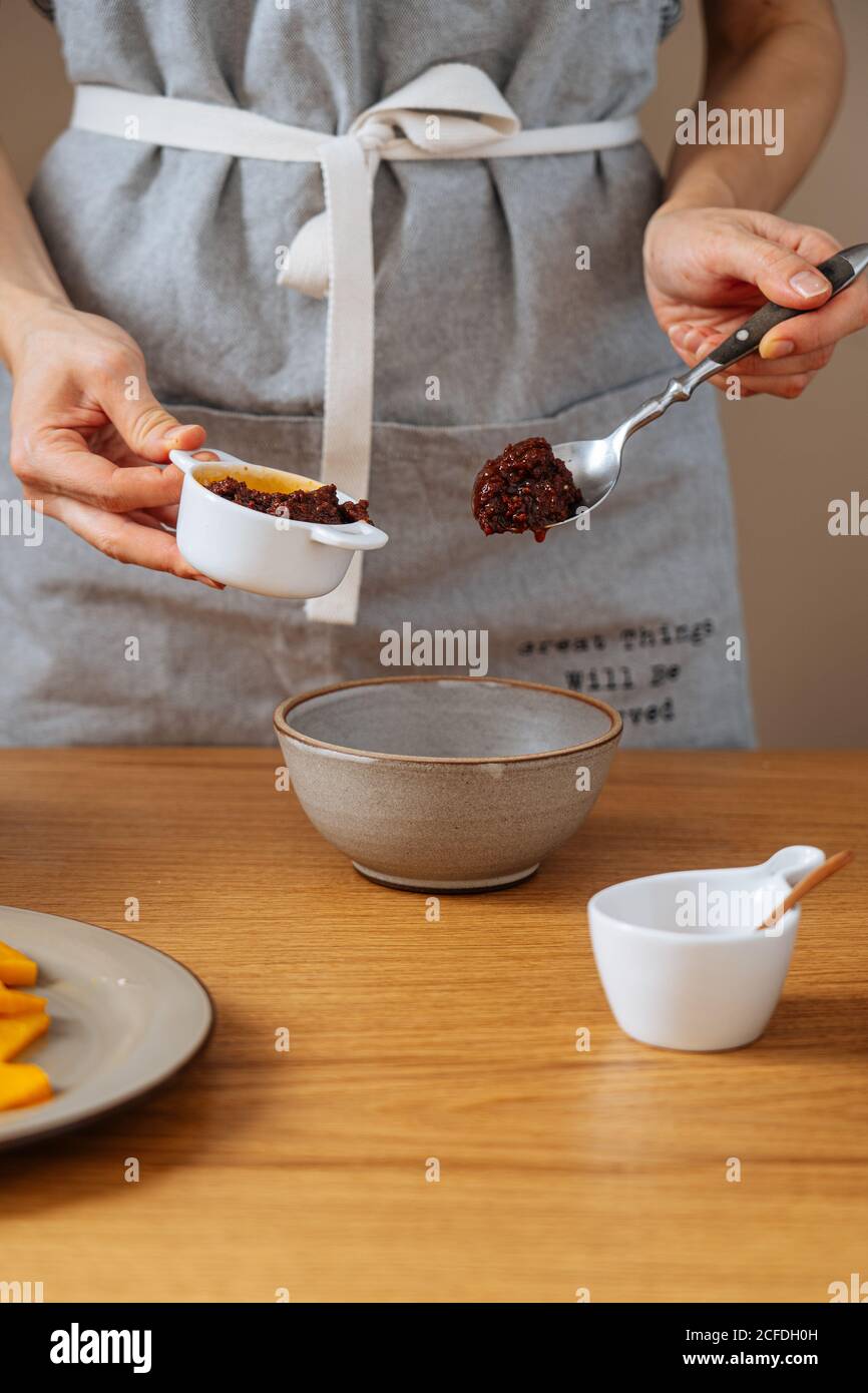 Lunch lady kitchen hi-res stock photography and images - Alamy