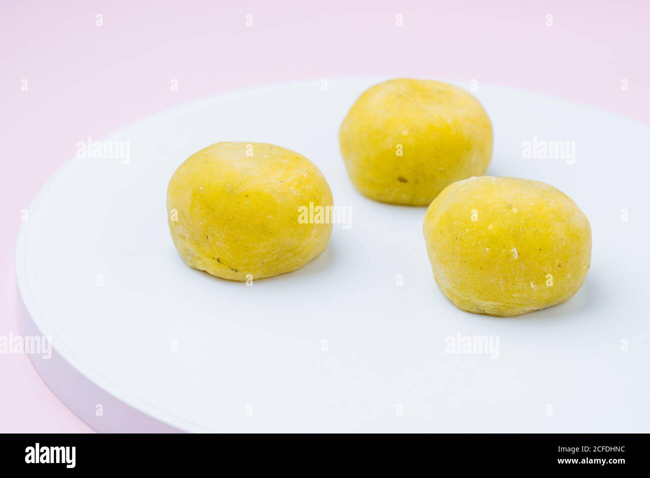 Yellow icing hi-res stock photography and images - Alamy