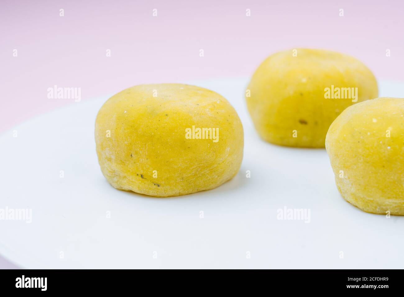 Yellow icing hi-res stock photography and images - Alamy