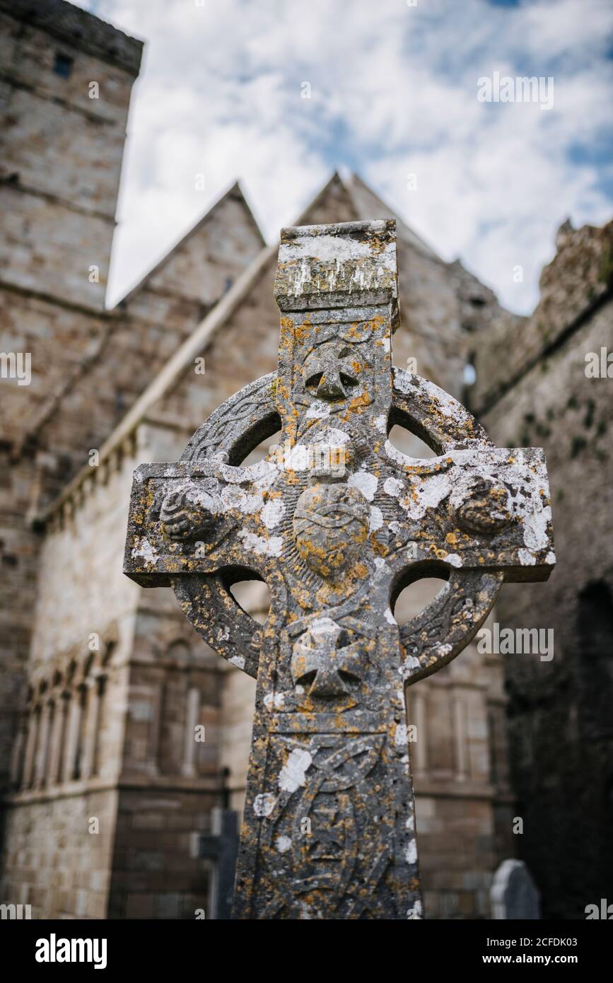 celtic cross in front of Cormac's Chapel, Rock of Cashel, Ireland Stock ...