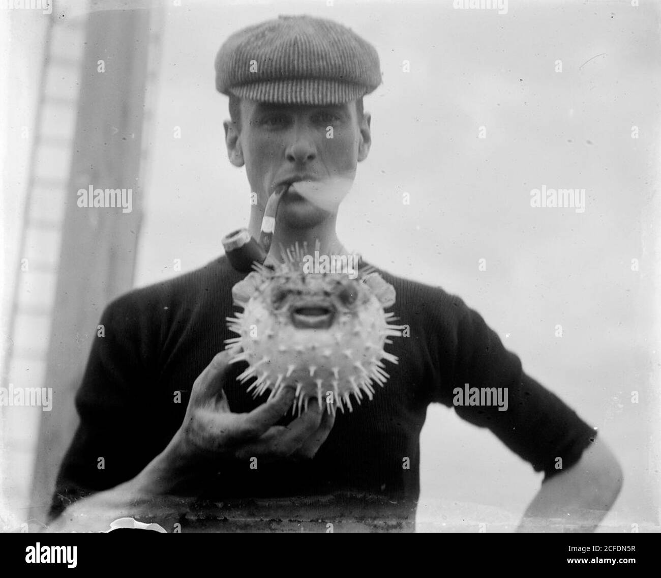 Old man wearing cloth cap Black and White Stock Photos & Images - Alamy