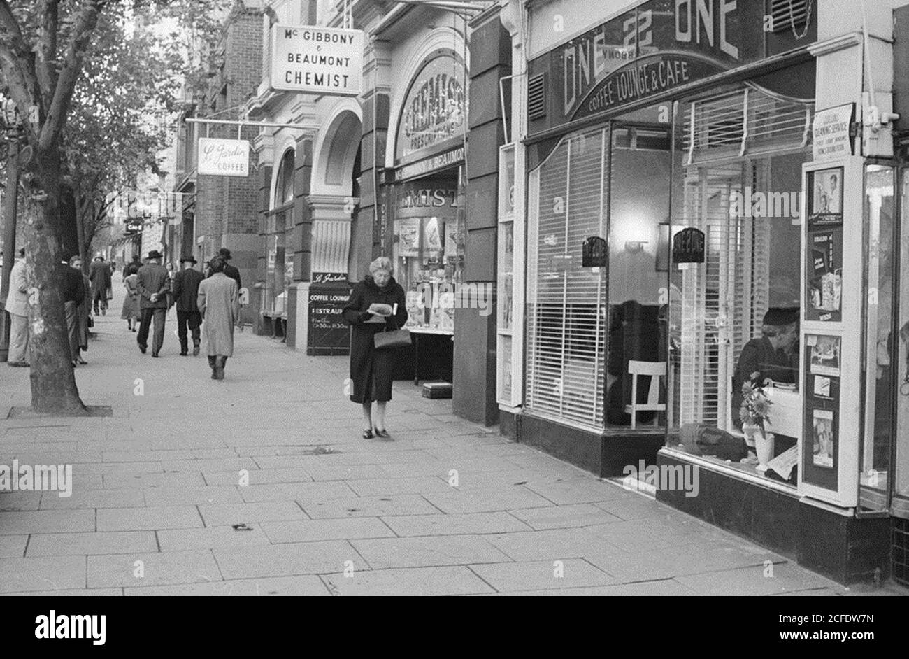 Paris 1940s street hi-res stock photography and images - Alamy