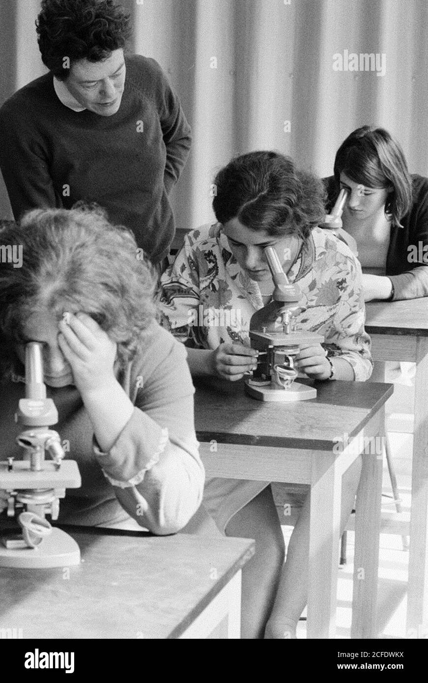 Black women in laboratory Black and White Stock Photos & Images - Alamy