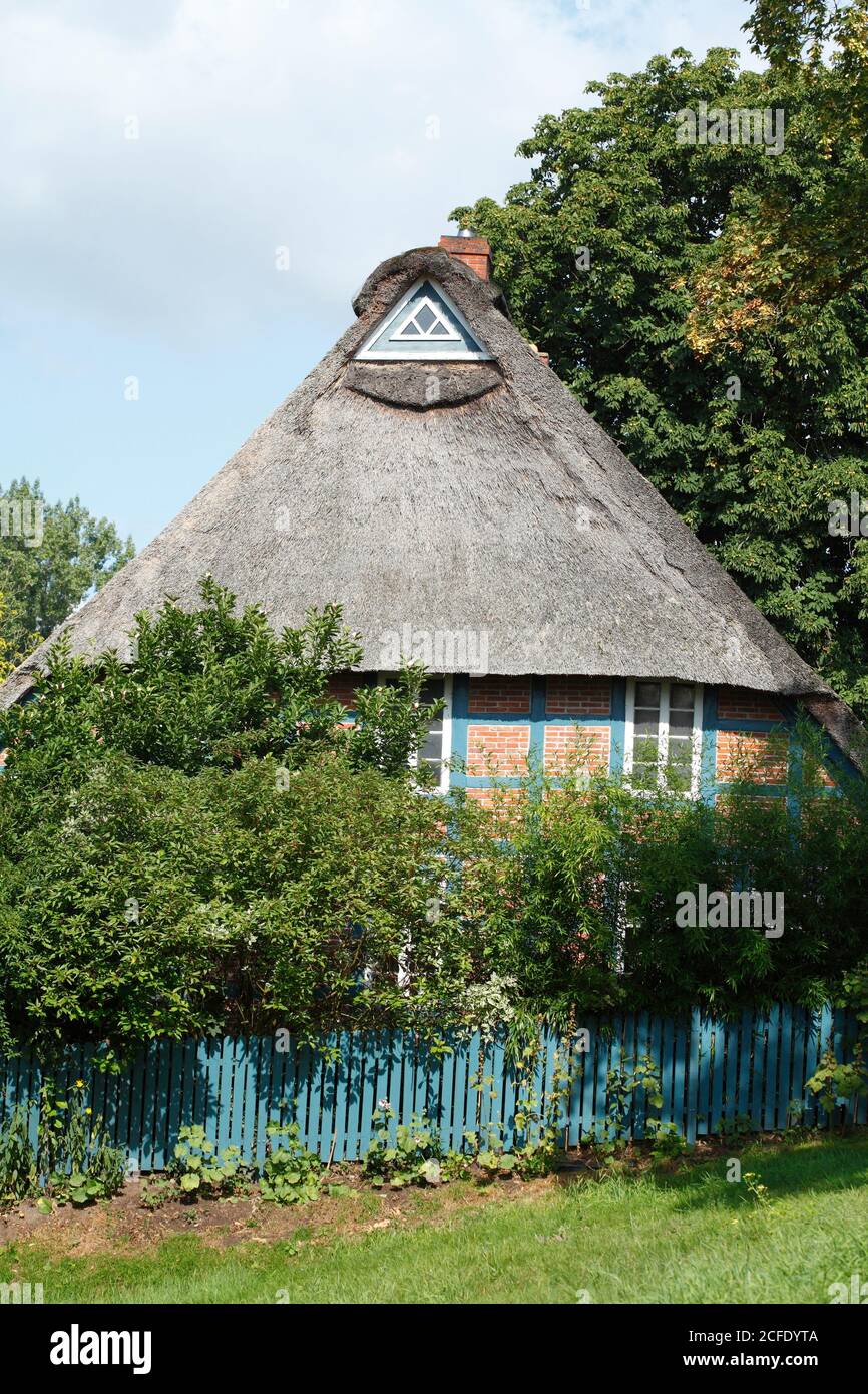 Thatched farmhouse in the Bremer Blockland, Bremen, Germany, Europe ...