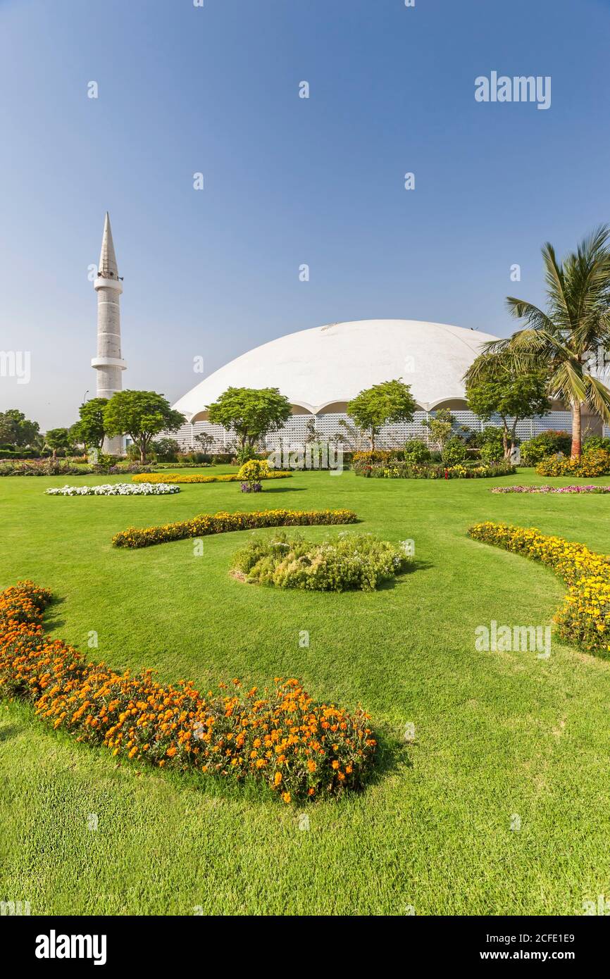 Masjid-e-Tooba, or Tooba Mosque, also Gol Masjid, and garden, Karachi ...
