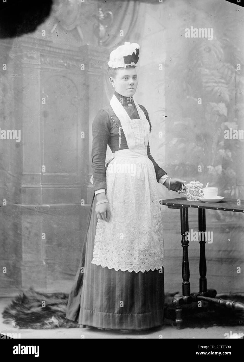 Black servant 1940s hi-res stock photography and images - Alamy