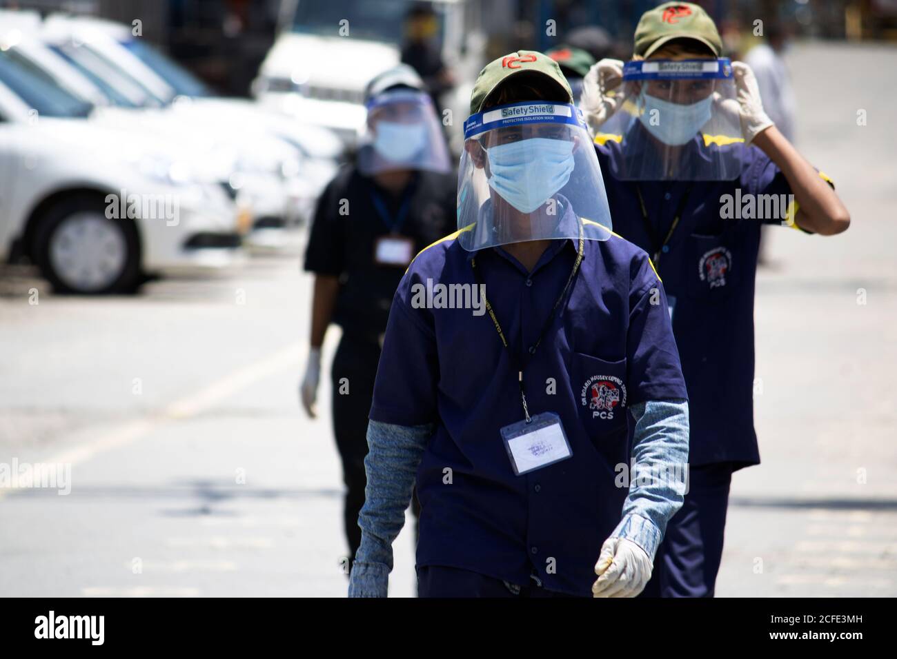 Workers wearing ppe hi-res stock photography and images - Alamy