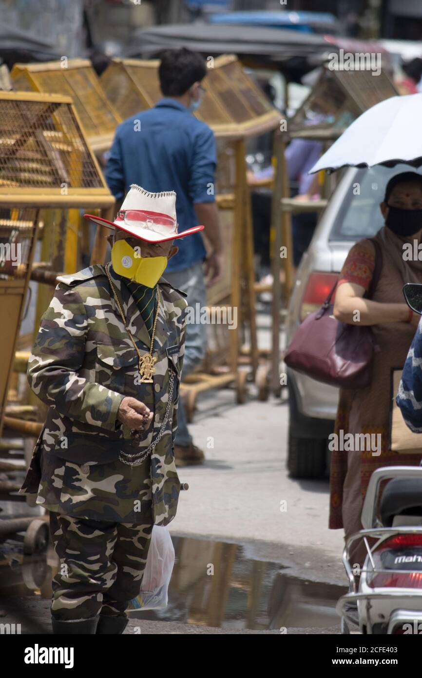 Police helping people uk hi-res stock photography and images - Alamy