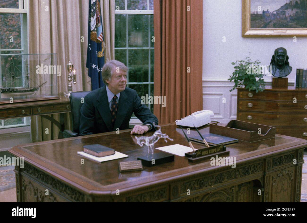Jimmy Carter at his desk in the Oval Office ca. 23 November 1977 Stock ...