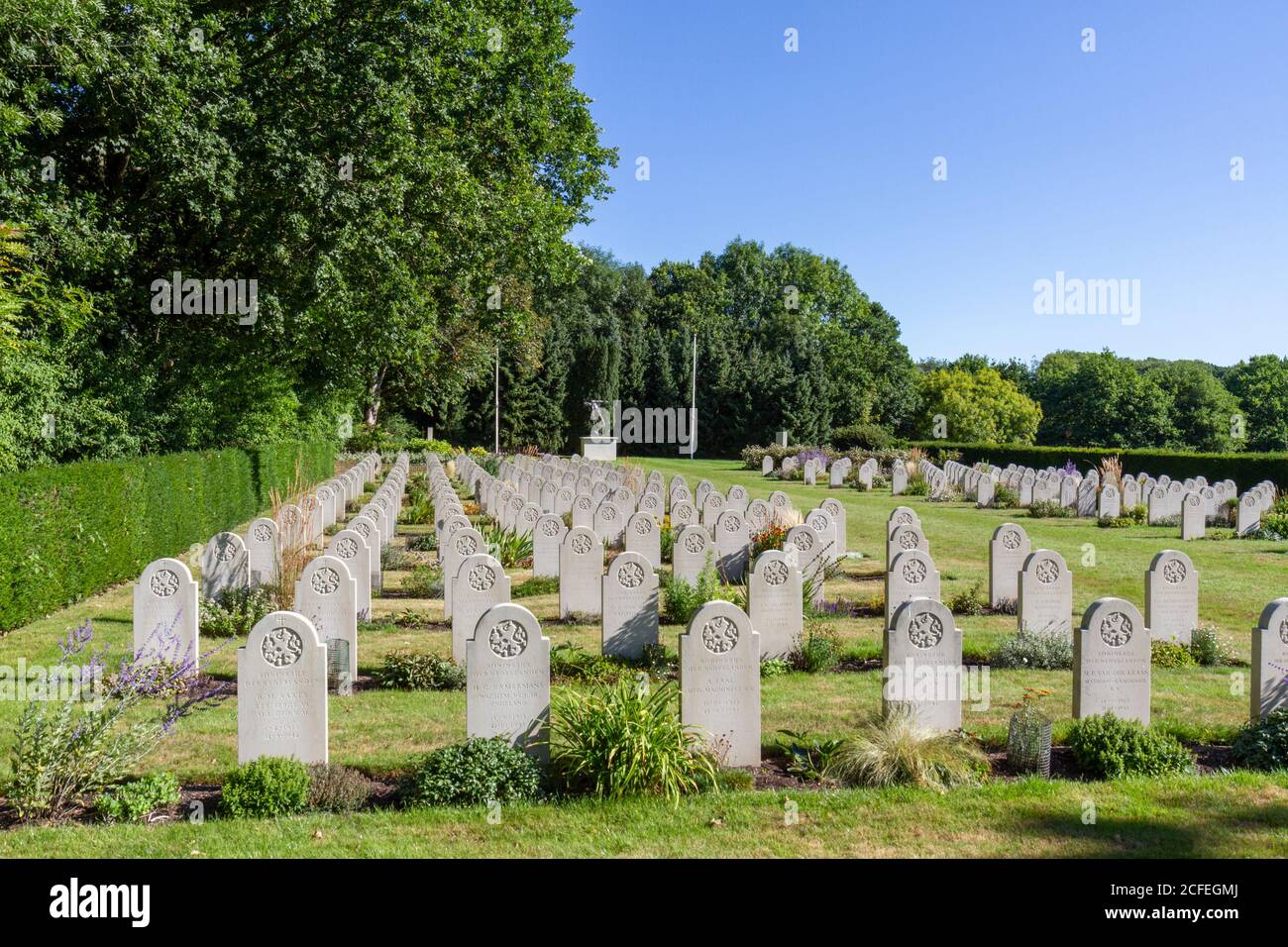 War cemetery hi-res stock photography and images - Alamy