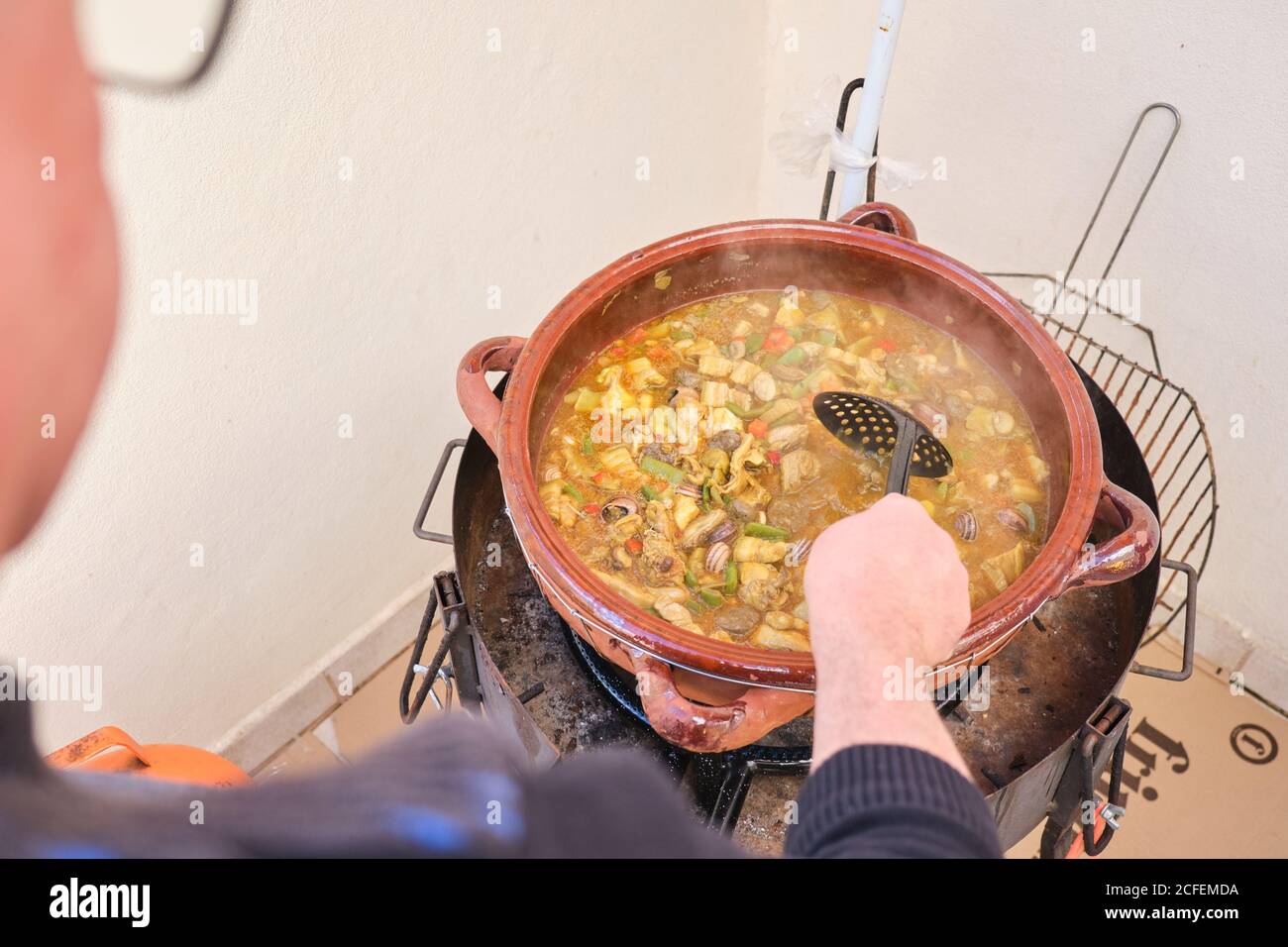 Large cooking clay pot hi-res stock photography and images - Alamy