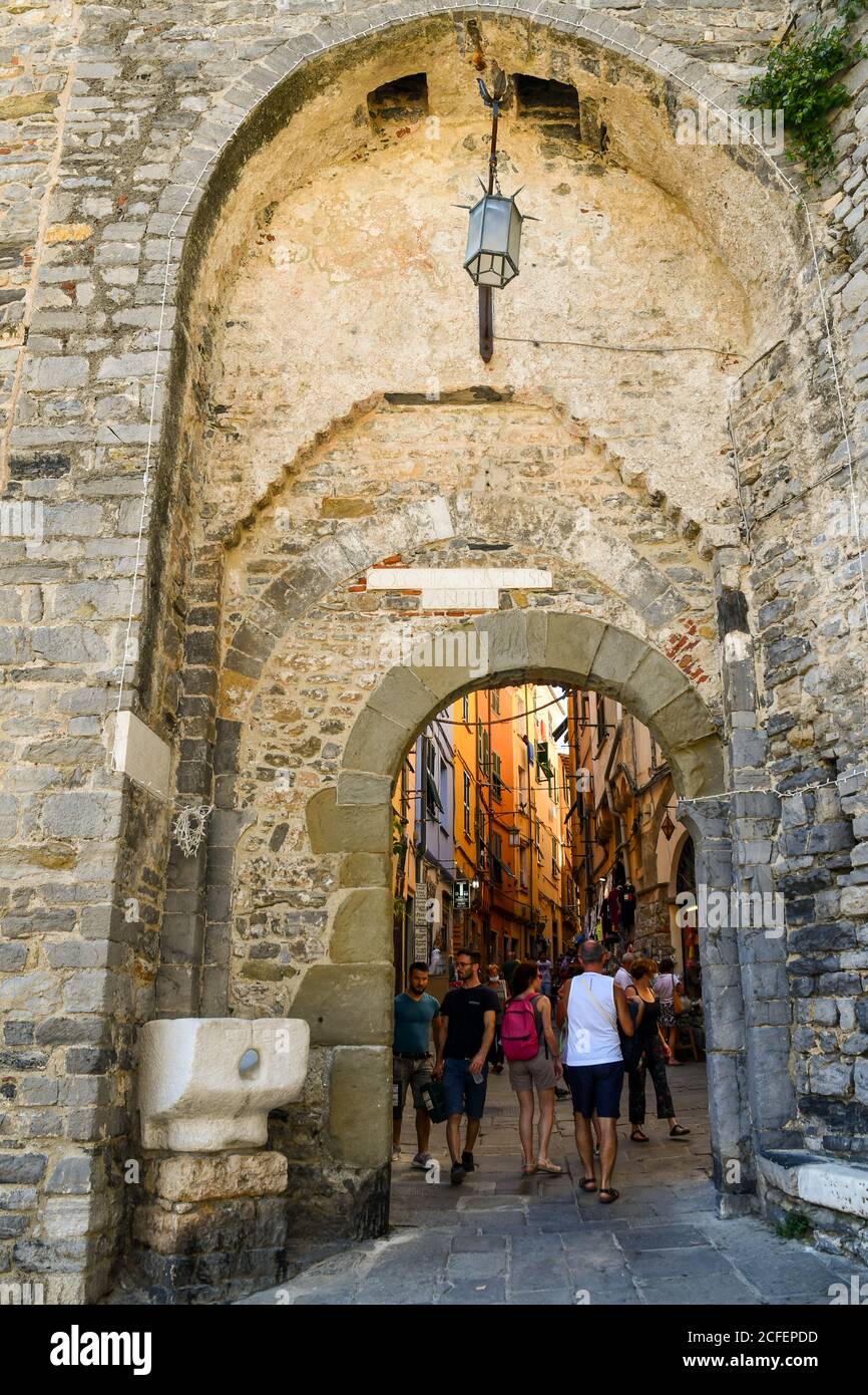 Medieval city gate hi-res stock photography and images - Alamy