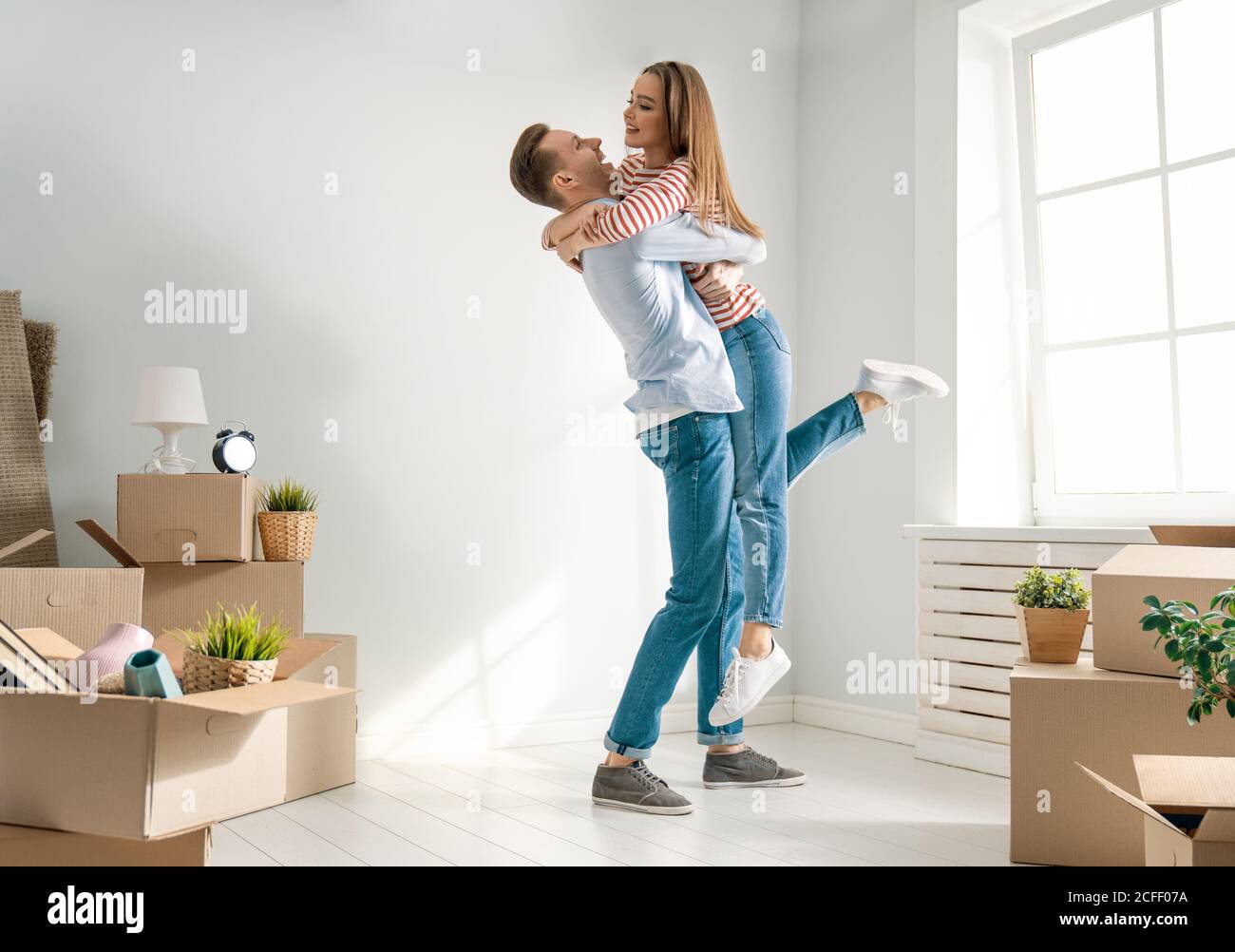 Happy young married couple are moving to new apartment Stock Photo - Alamy