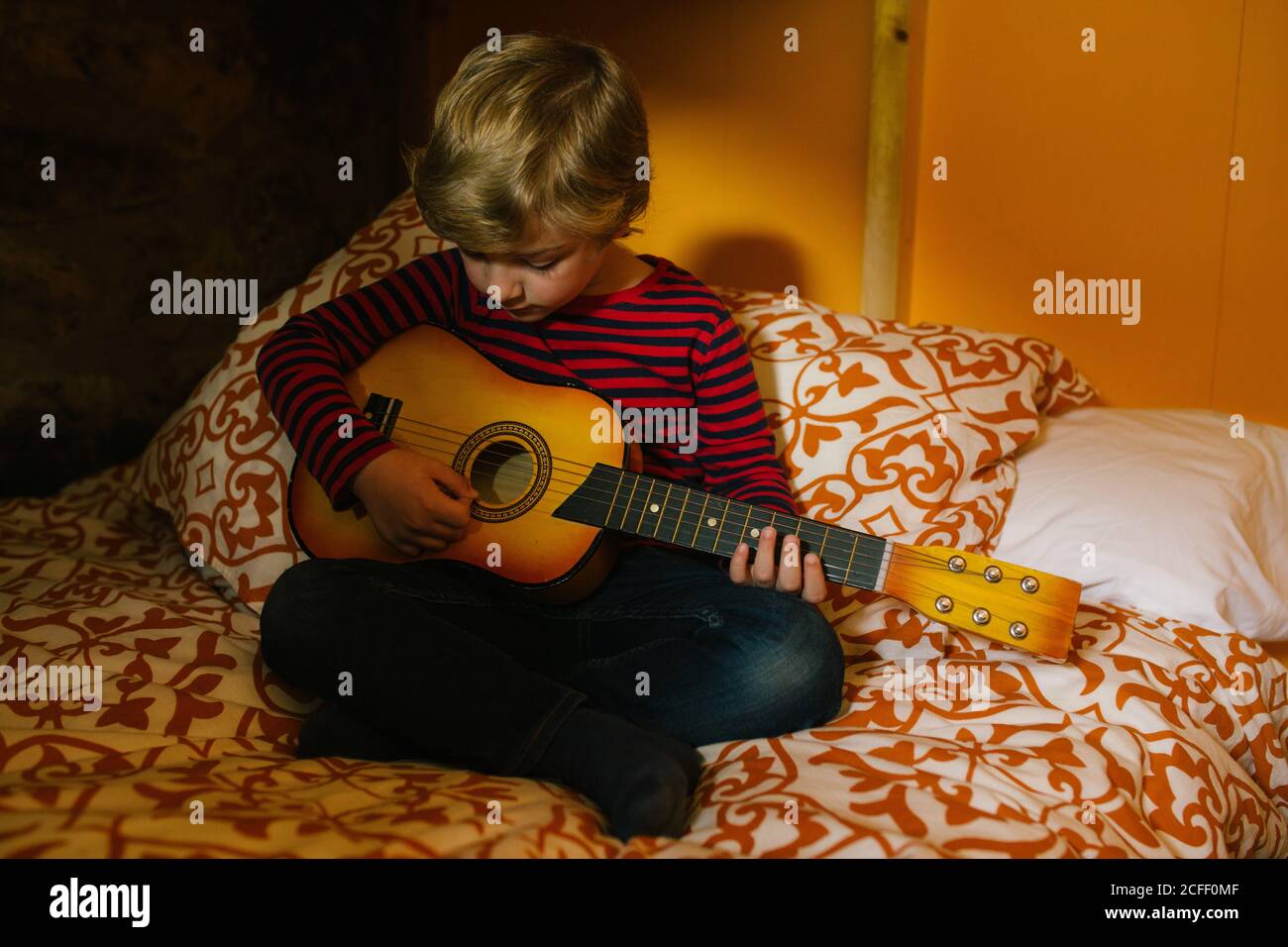 Child sitting chilling hi-res stock photography and images - Alamy