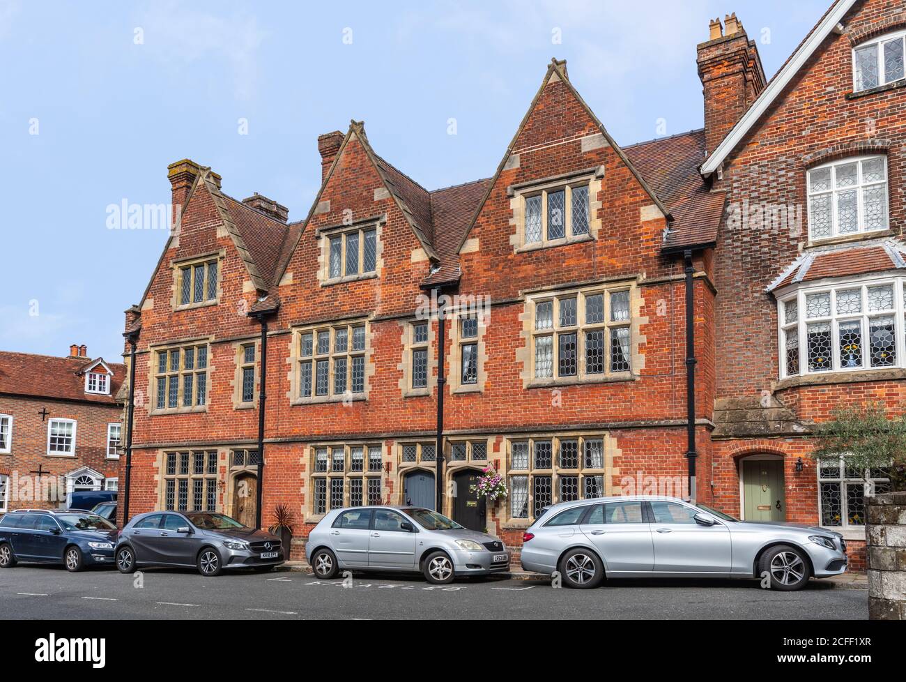 Red brick house uk hi-res stock photography and images - Alamy