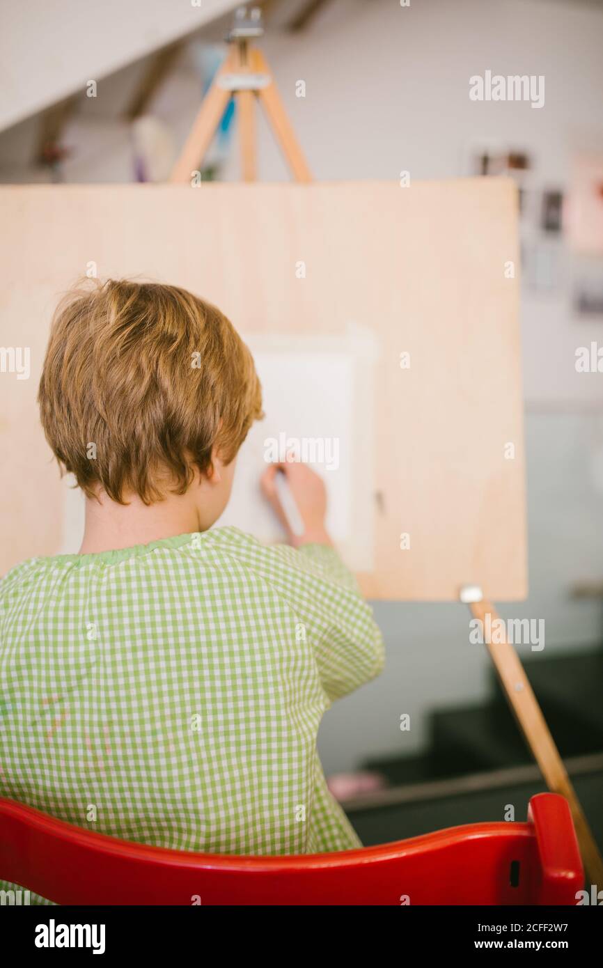 Back view boy drawing picture hi-res stock photography and images - Alamy