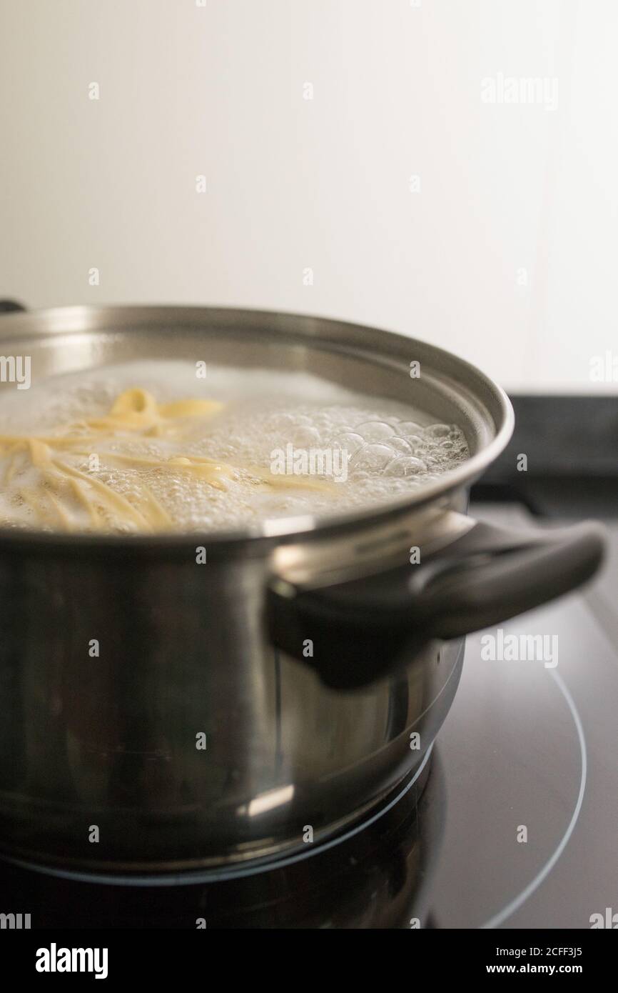 Saucepan of boiling water hi-res stock photography and images - Alamy