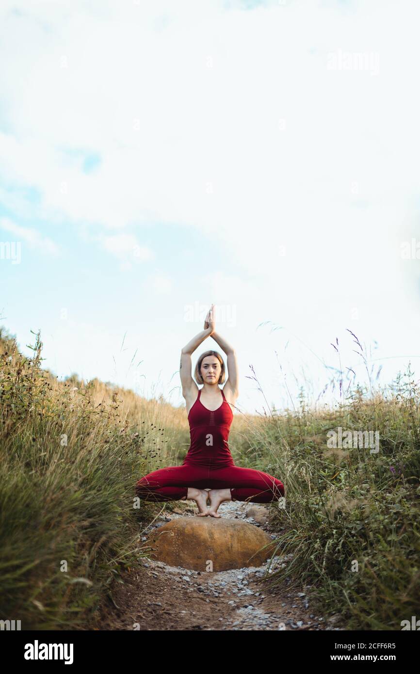 Female toes grass hi-res stock photography and images - Alamy