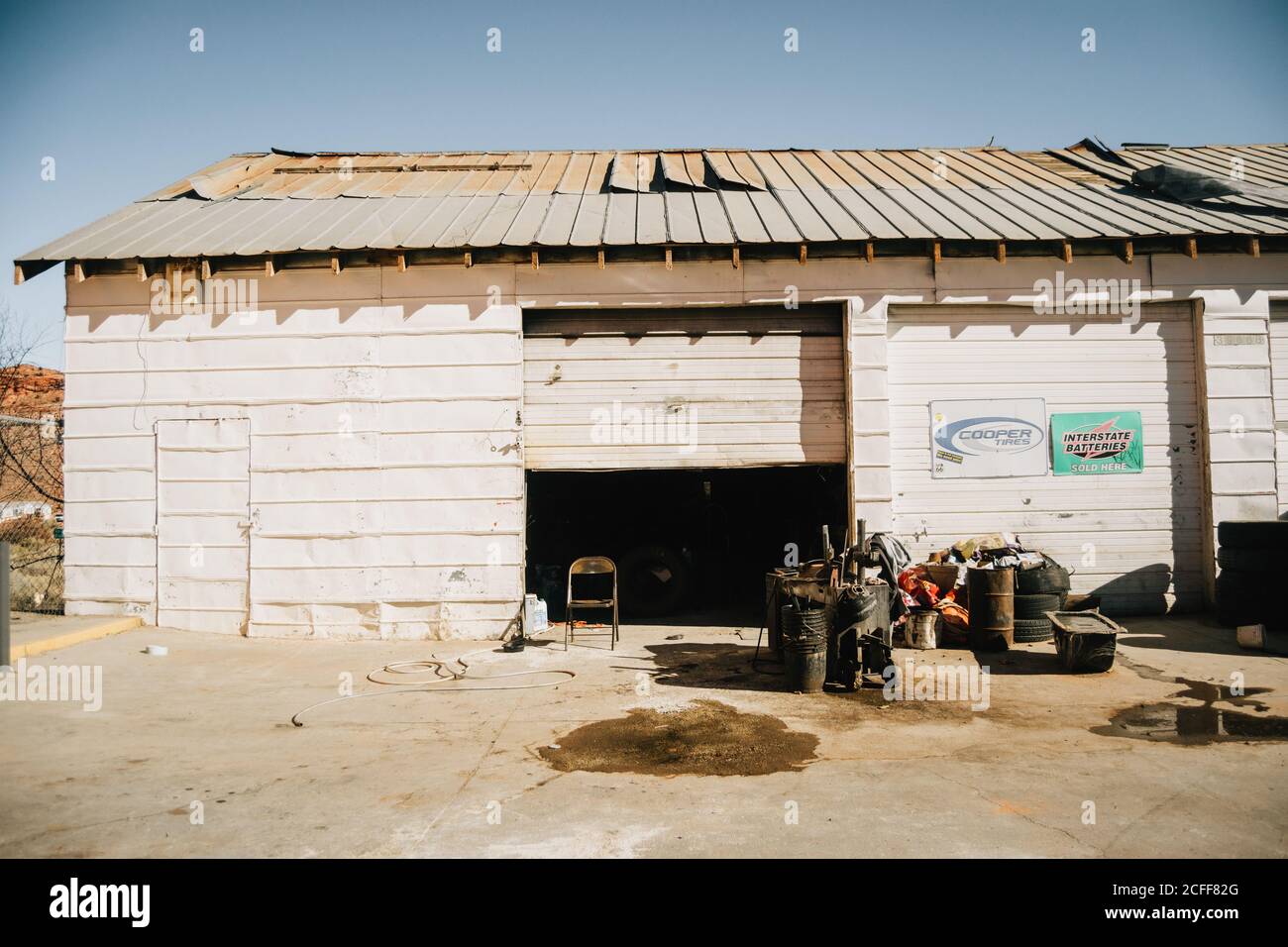 Venice Beach, USA - December 8, 2017: Old auto repair shop with open ...