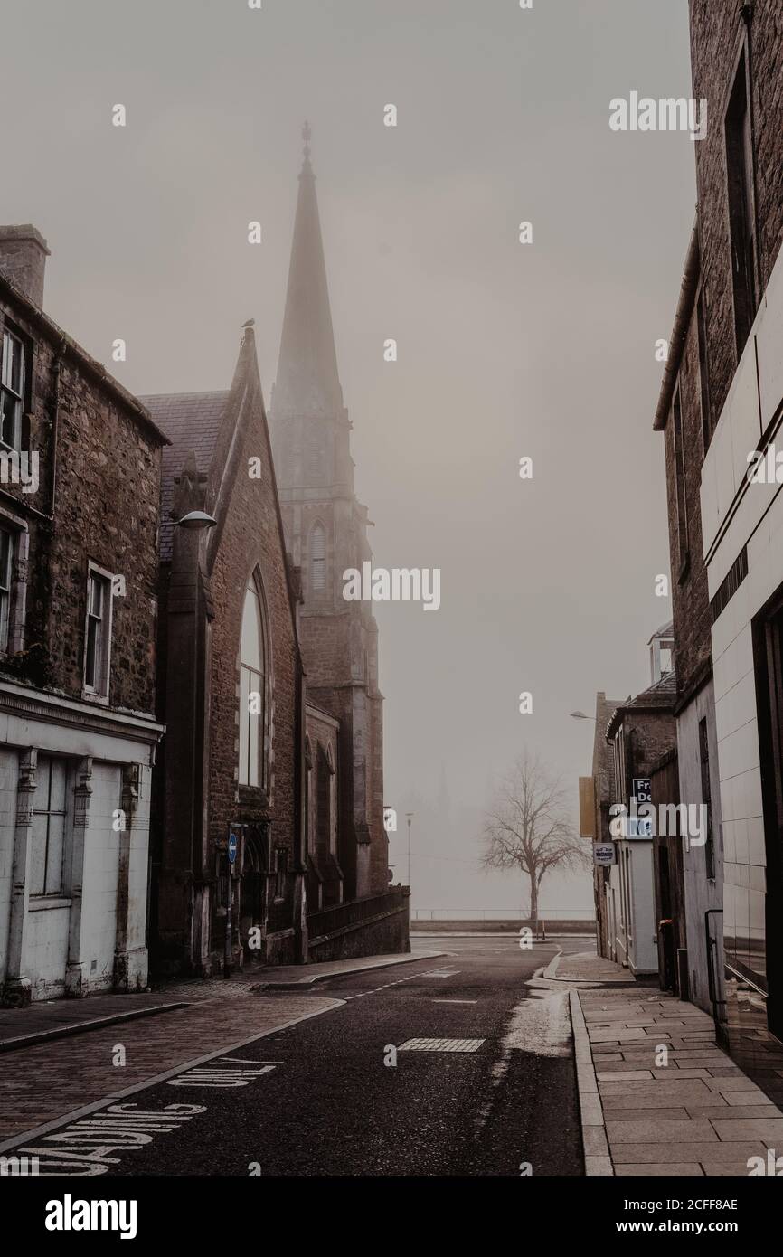 Dark foggy street view hi-res stock photography and images - Alamy