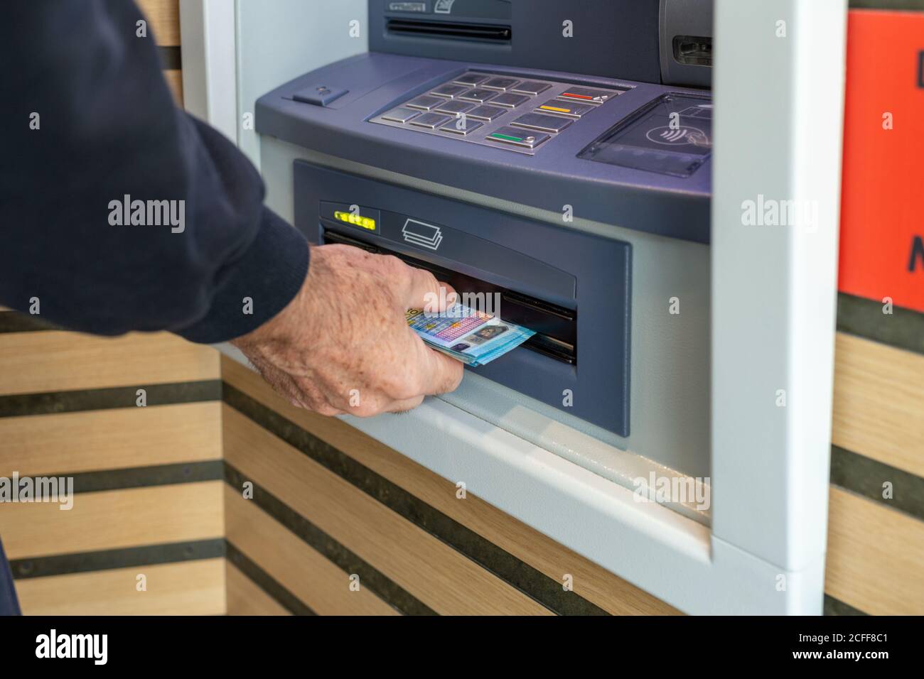 Electronic currency counter machine hi-res stock photography and images ...