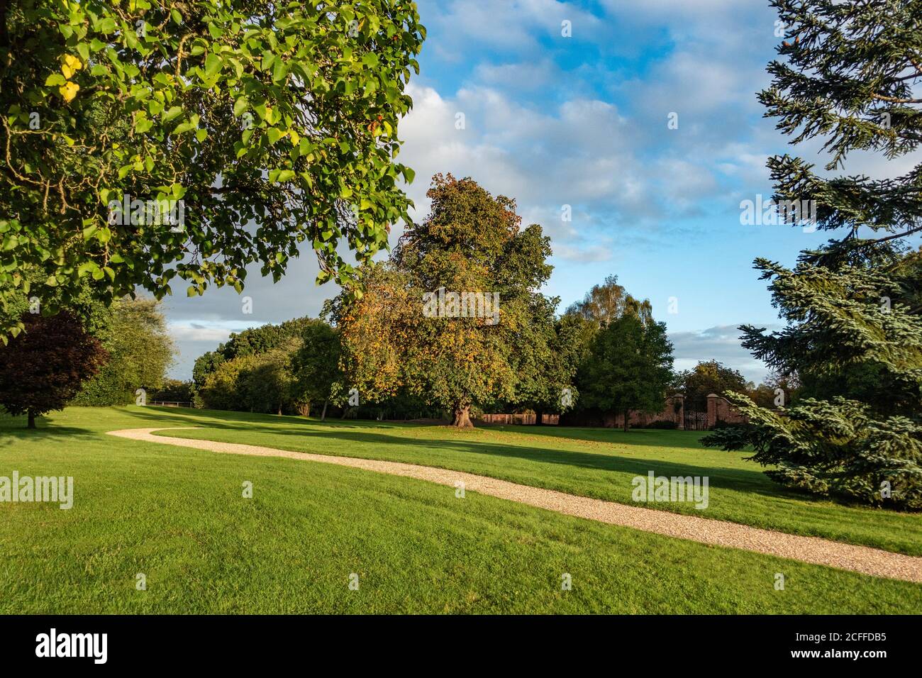 Path winding gravel garden hi-res stock photography and images - Alamy