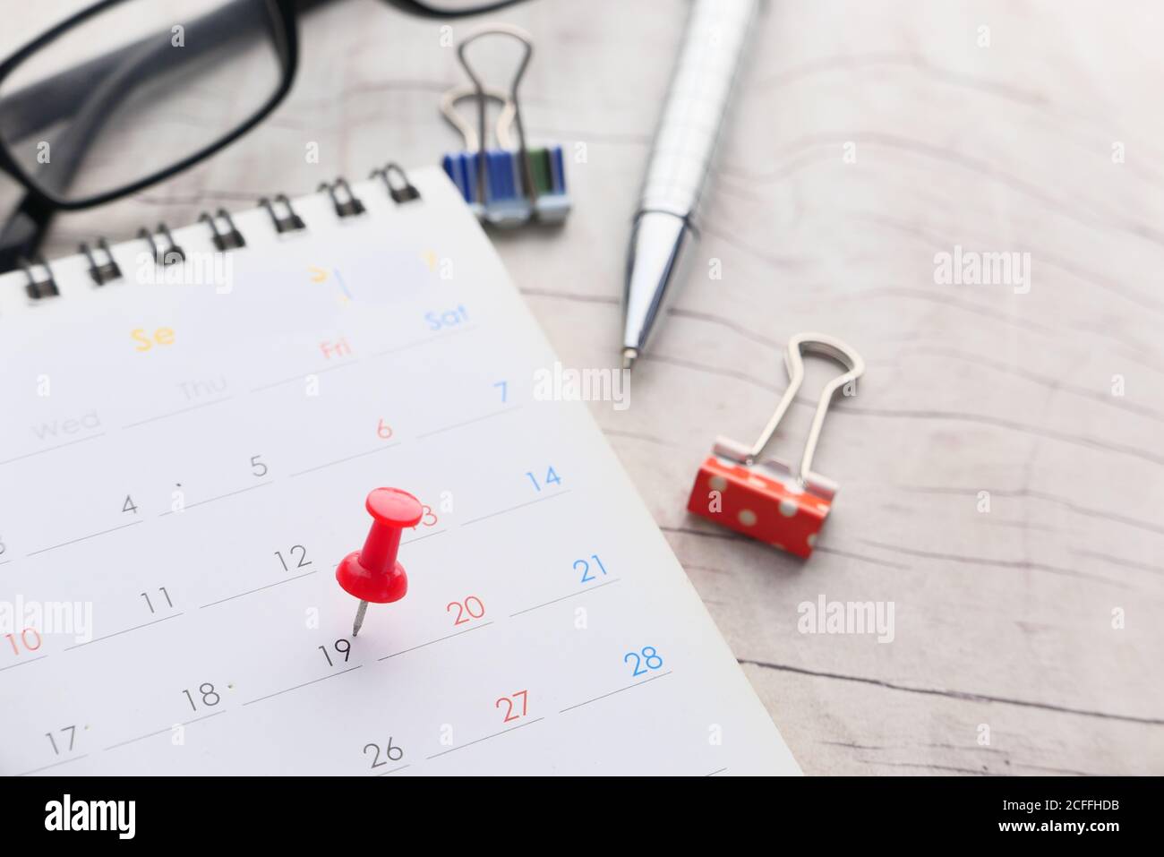 deadline concept with push pin on calendar date close up Stock Photo ...