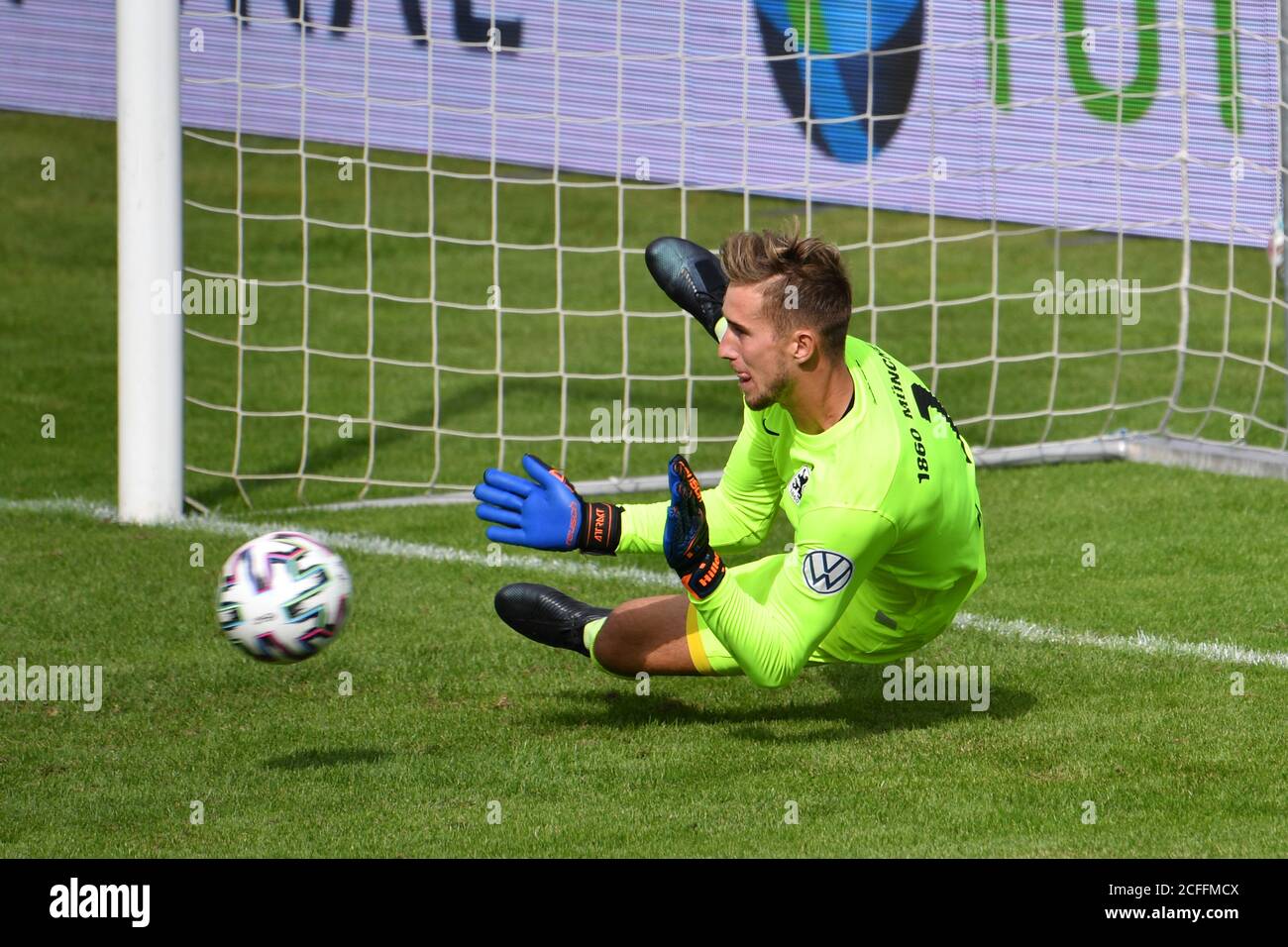 Marco Hiller, goalwart (Munich 1860) parries, parade, holds a penalty ...