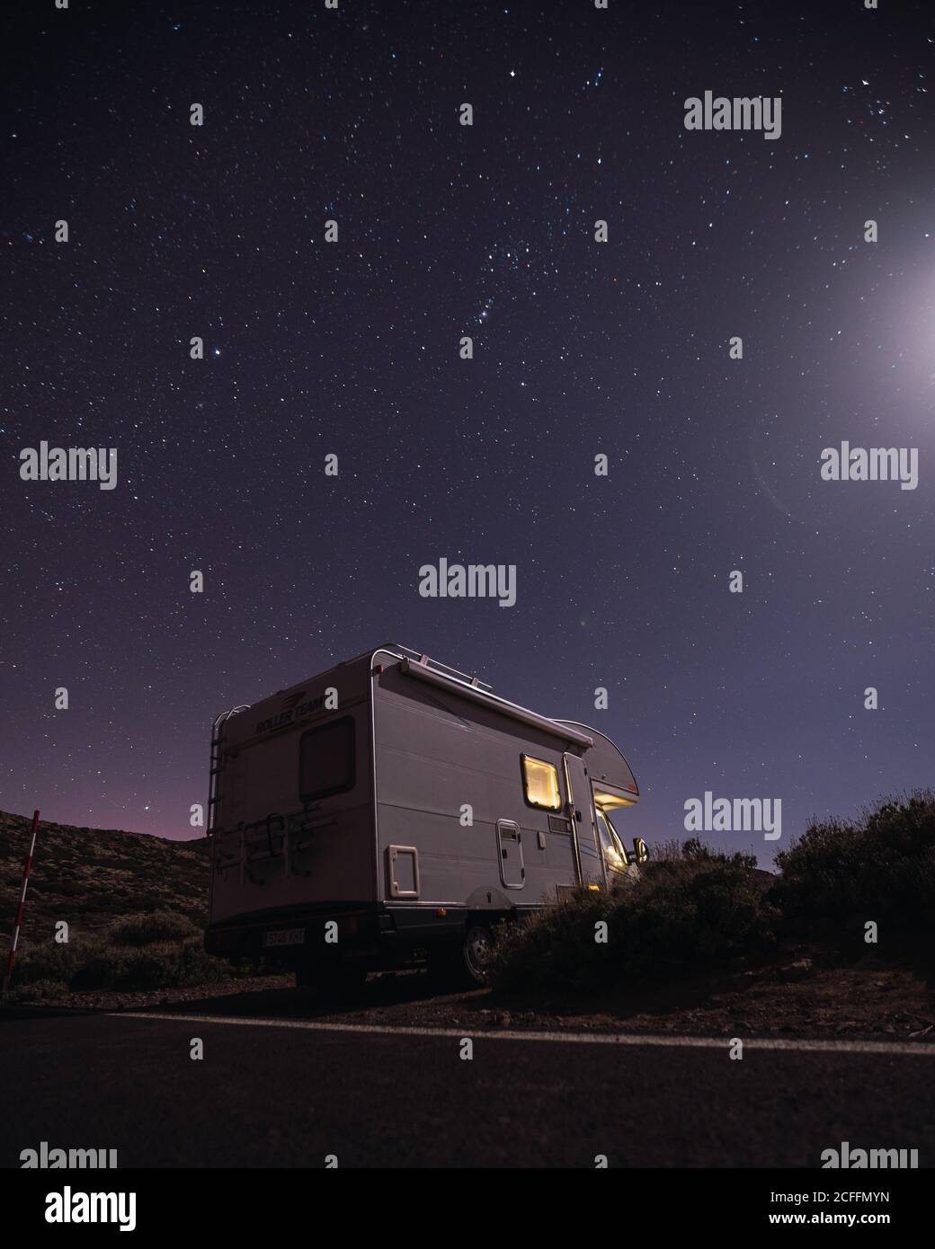 Caravan on roadside under night starry sky Stock Photo - Alamy