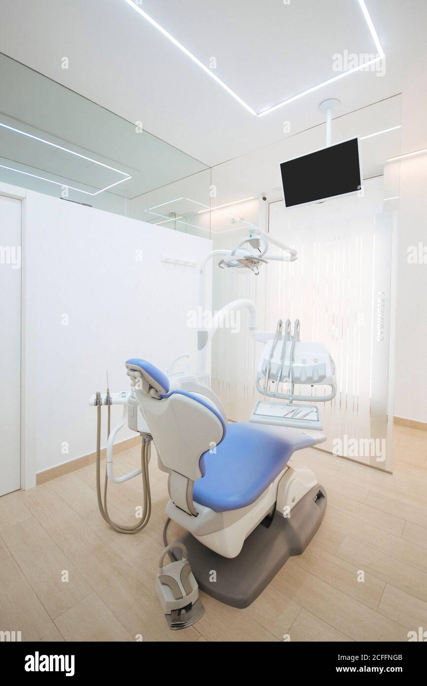 Empty dental chair with tools awaiting client Stock Photo - Alamy
