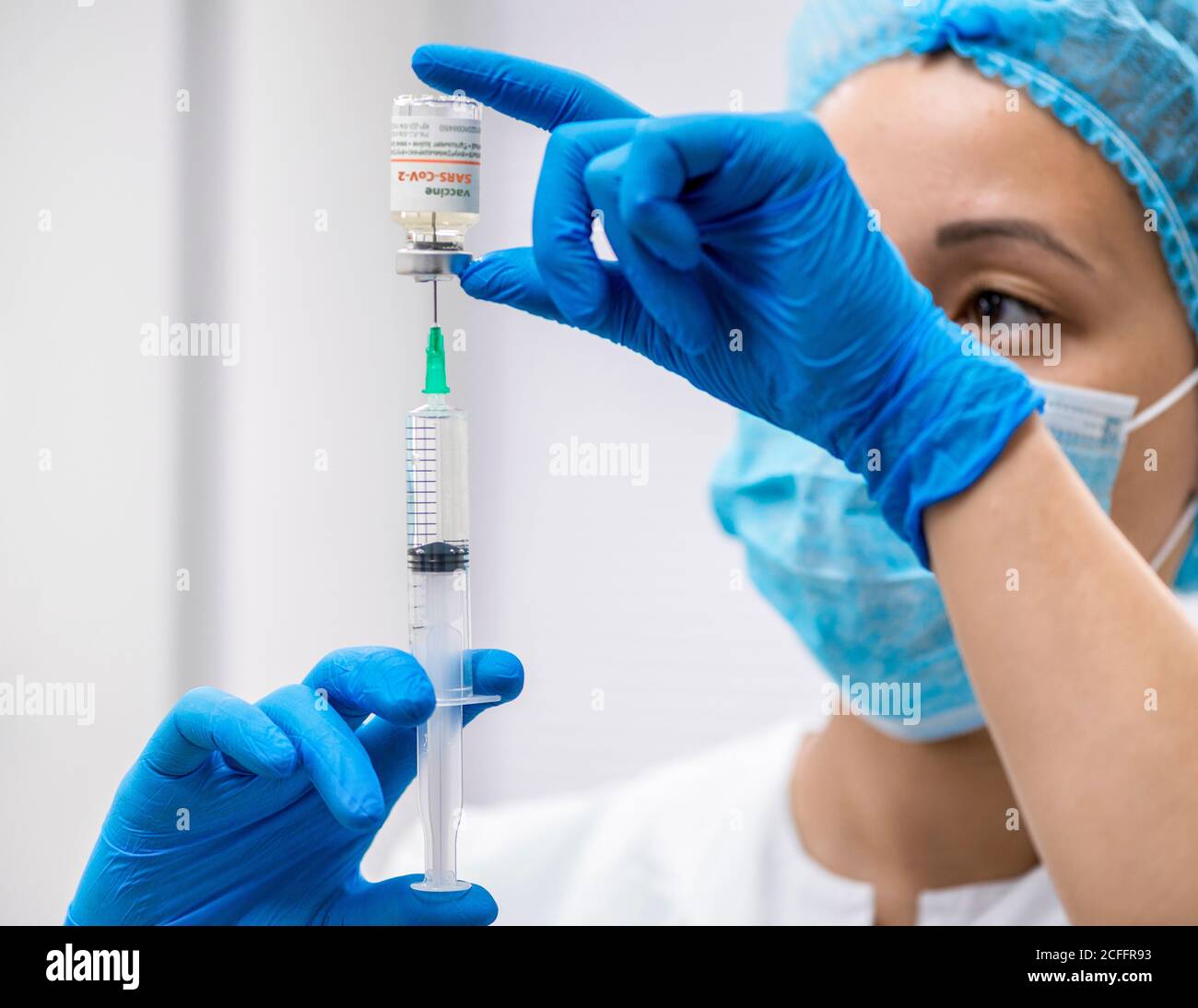 Doctor prepares a syringe with an injection, close-up Stock Photo - Alamy