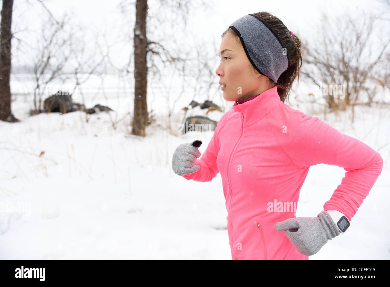 Runner trail running in cold winter snow Stock Photo - Alamy