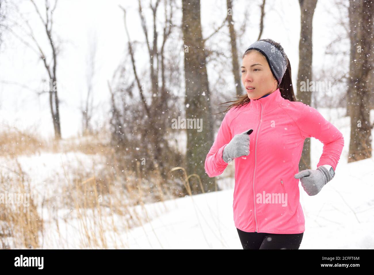 Winter jogging - woman runner running in cold air Stock Photo - Alamy
