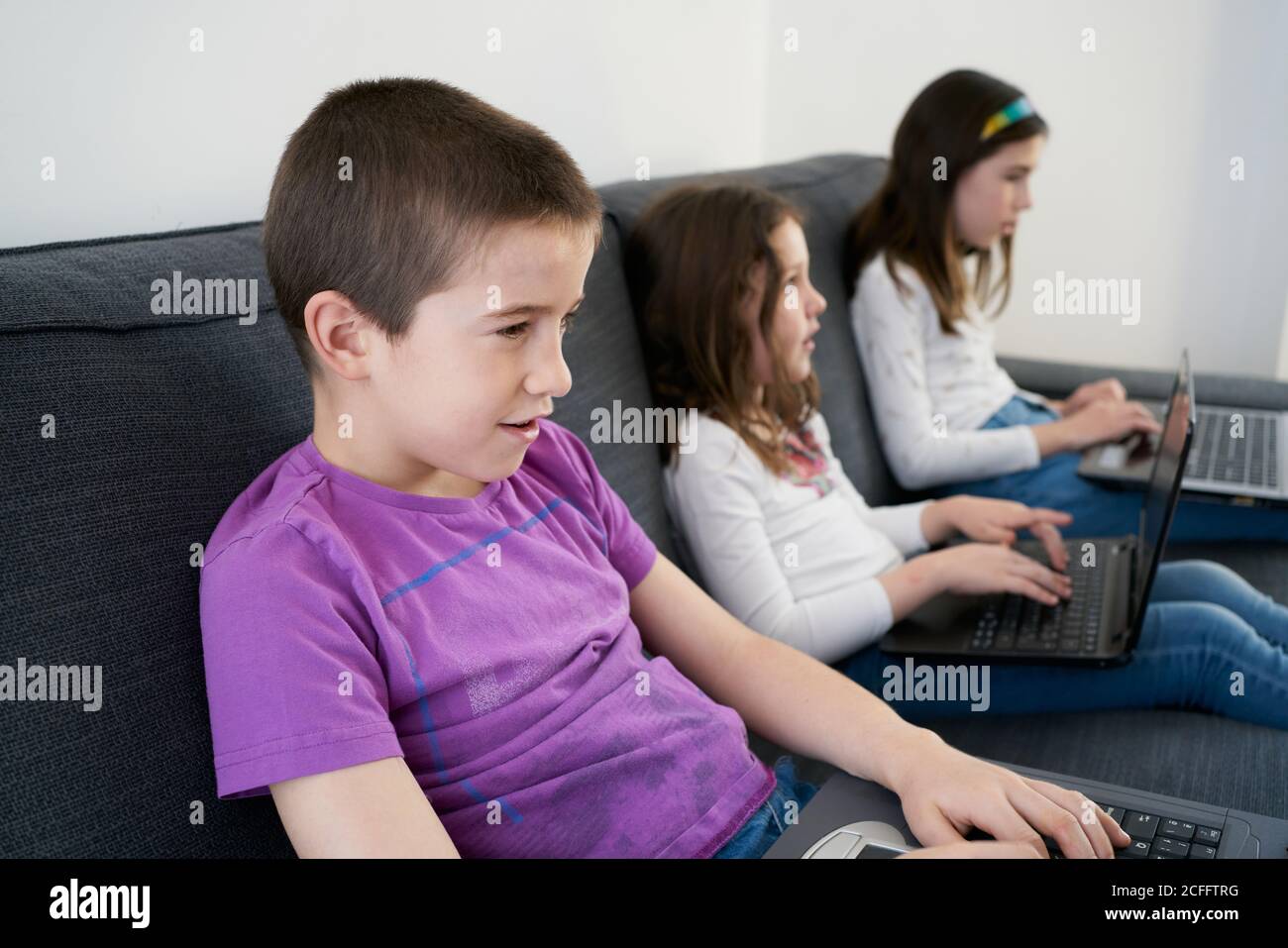 Children using laptops home hi-res stock photography and images - Alamy
