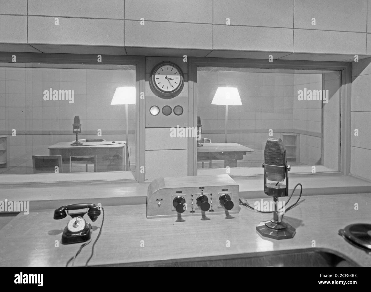 1930s radio studio hi-res stock photography and images - Alamy