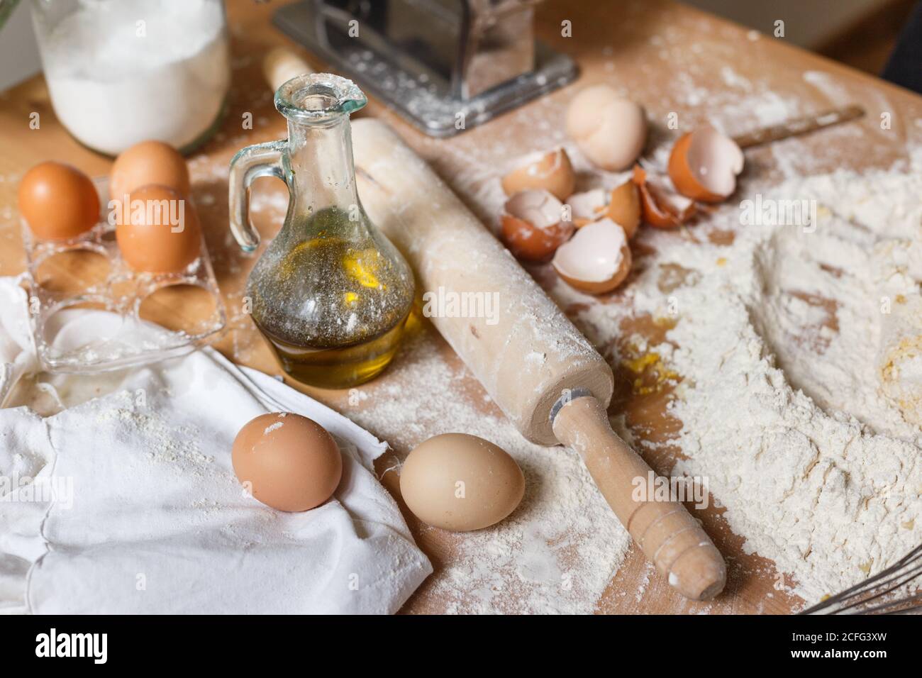 Messy table hi-res stock photography and images - Alamy