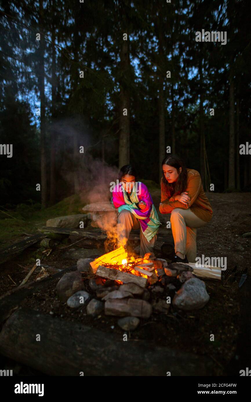 Gathering around camp fire hi-res stock photography and images - Alamy