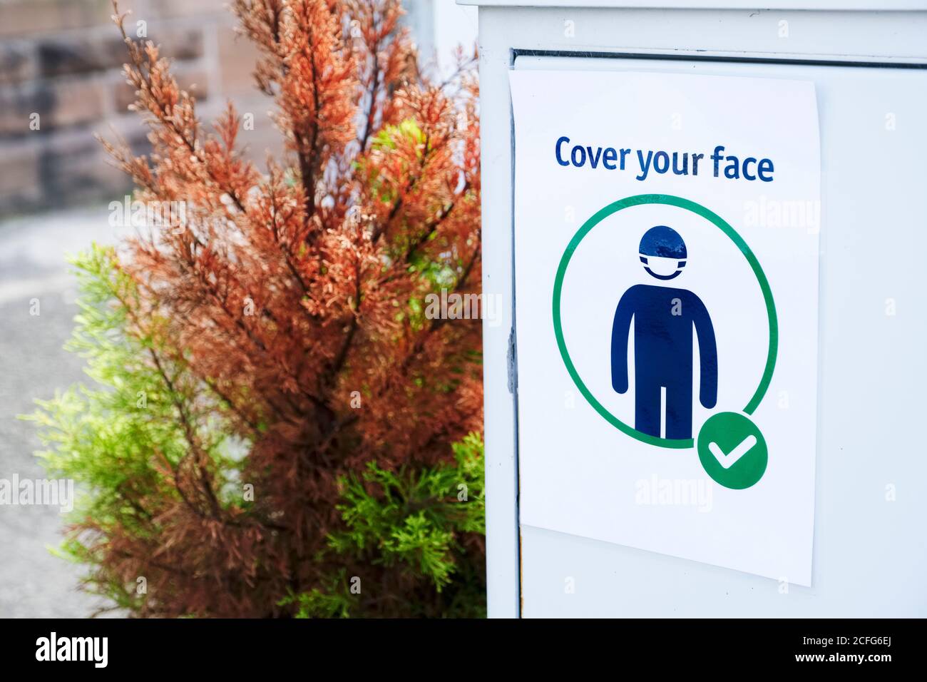Cover your face using a mask sign at shop entrance Stock Photo - Alamy