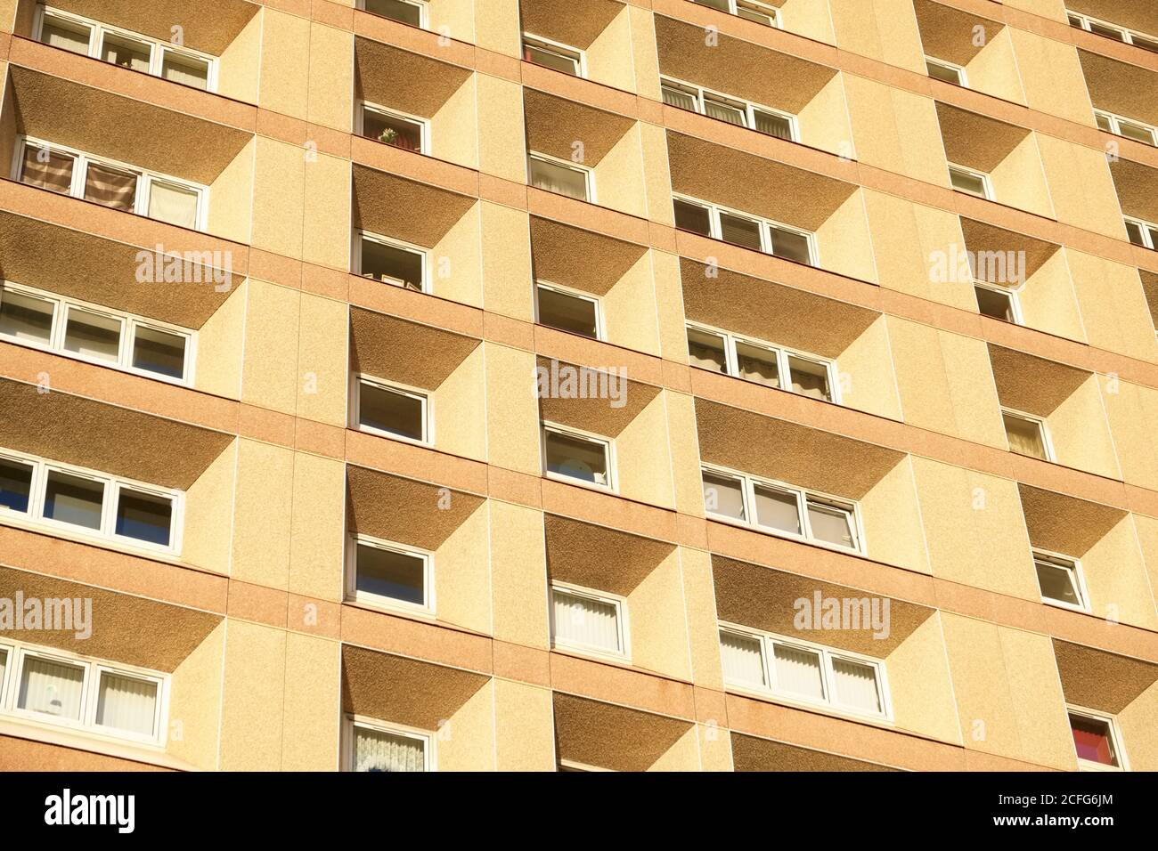 Yellow council flats hi-res stock photography and images - Alamy