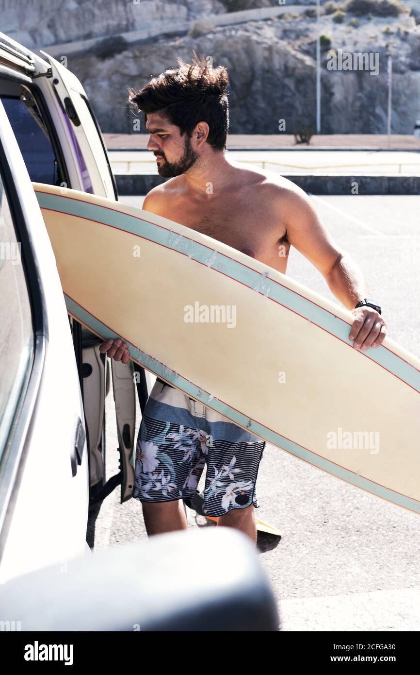 Car next to the beach hi-res stock photography and images - Alamy