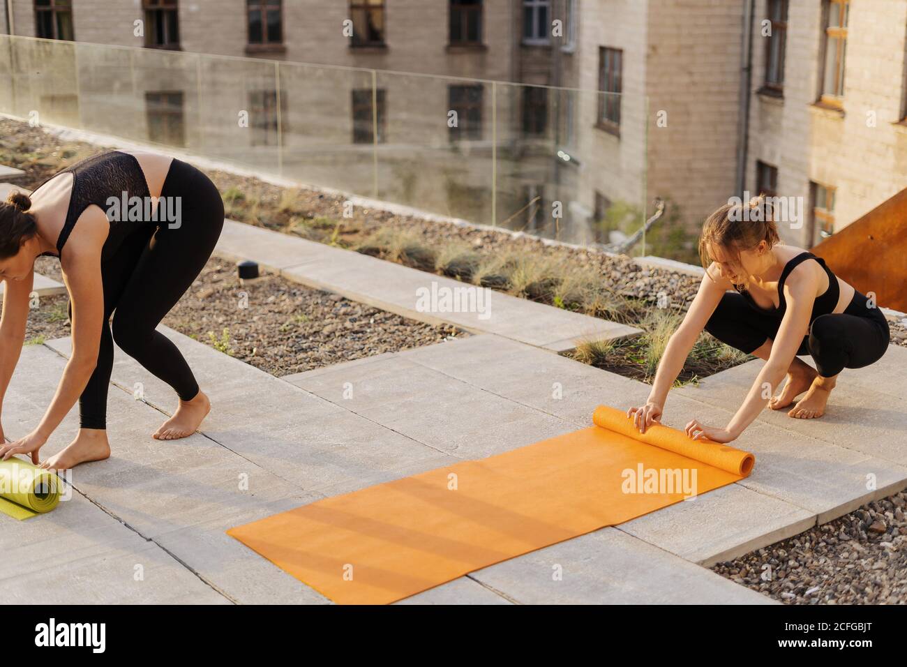 Friends getting fit hi-res stock photography and images - Alamy