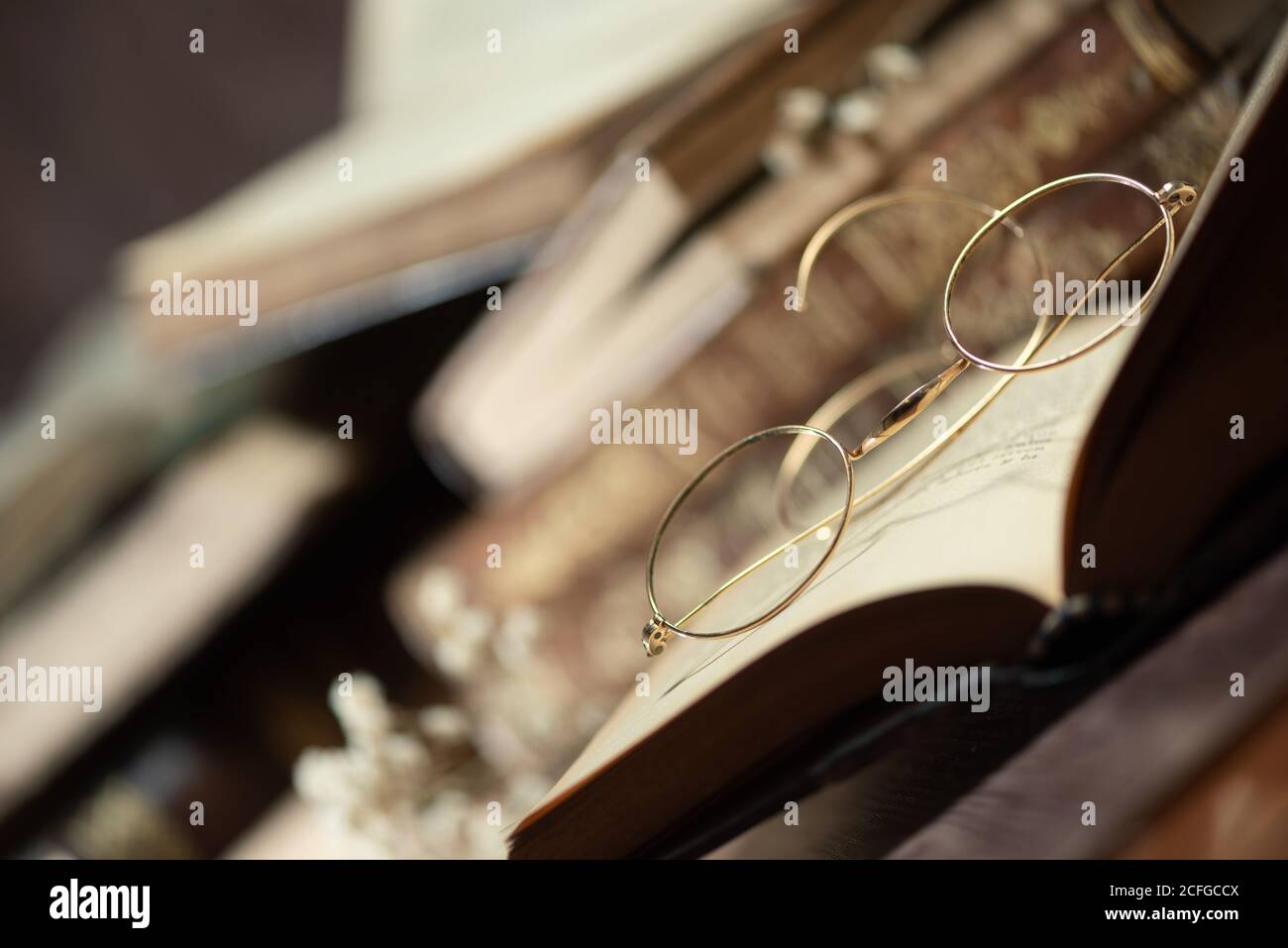 Old fashioned eyeglasses hi-res stock photography and images - Alamy