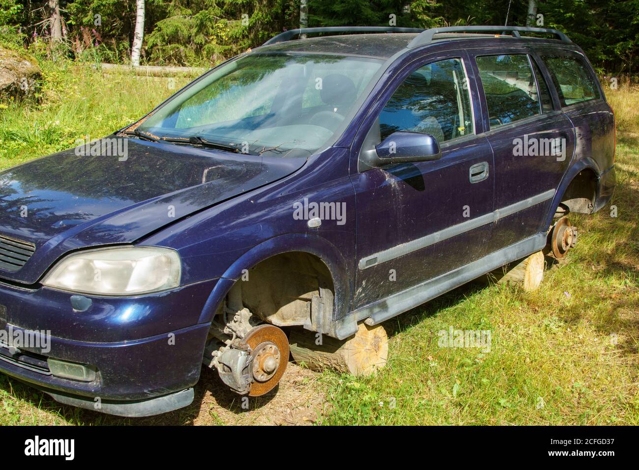 Car with no wheels hi-res stock photography and images - Alamy