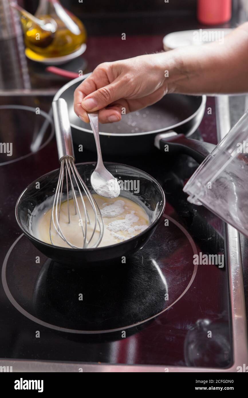 Stirring saucepan hi-res stock photography and images - Alamy