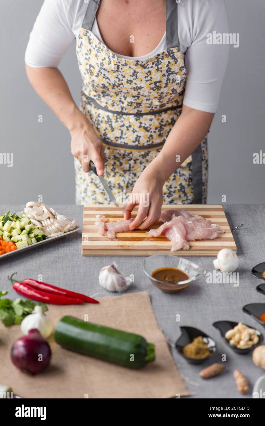 Cutting up chicken hi-res stock photography and images - Alamy